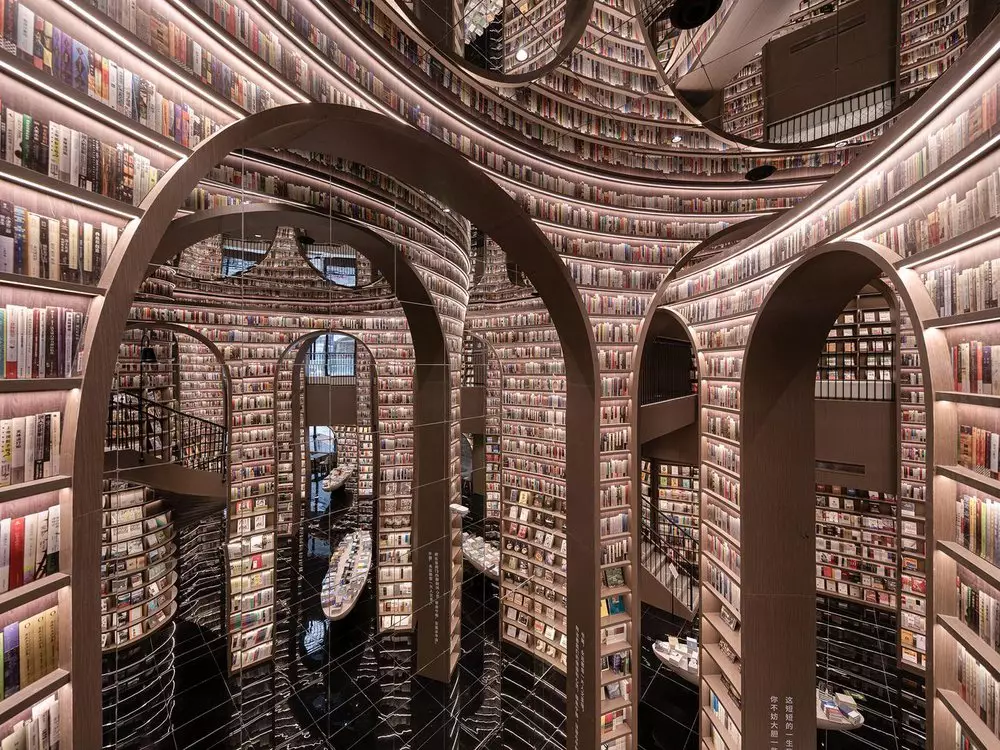 Zie een verbluffend surrealistische boekwinkel in China