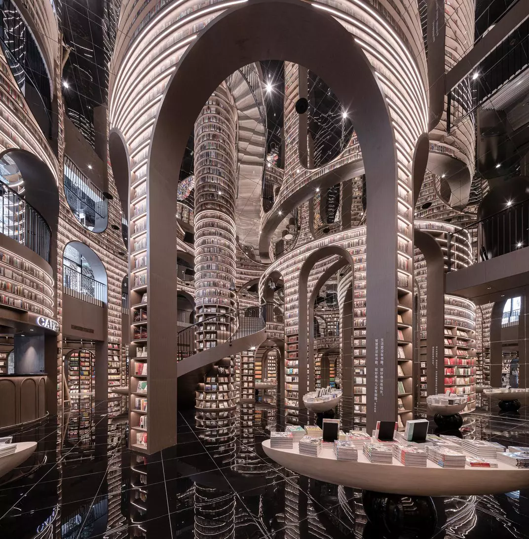 See a Stunningly Surreal Bookstore in China 14375_4