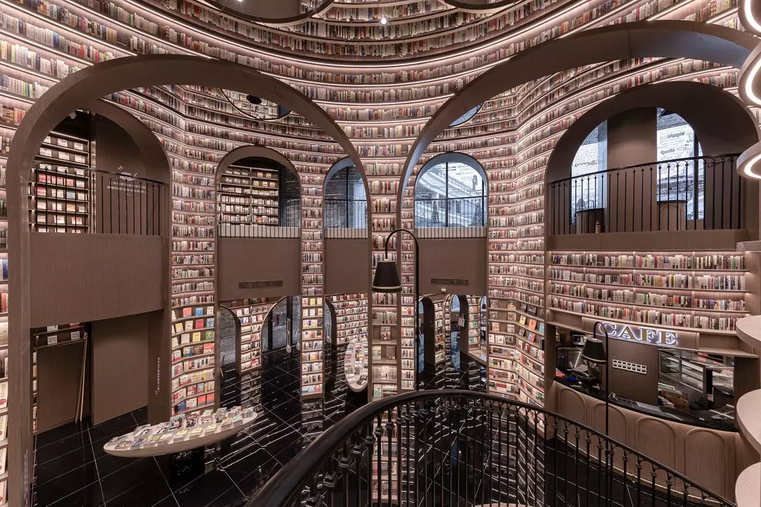 Вижте една зашеметяващо сюрреалистична книжарница в Китай 14375_5