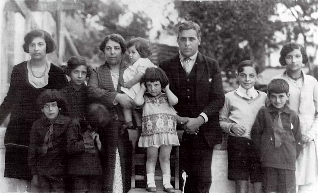 Aristides và Angelina với 9 đứa con của họ