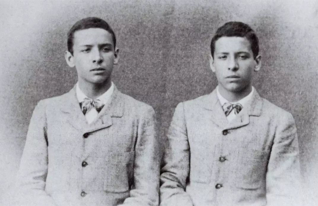 Aristides và anh trai sinh đôi của mình, Cesar