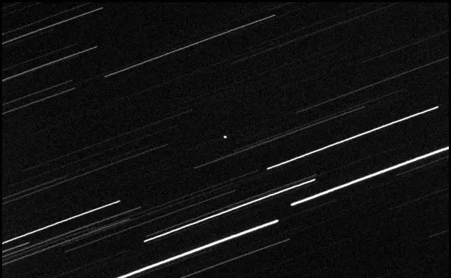 D’fhéach na Réalteolaithe Díreach ar Scim Asteroid Trí Scáth an Domhain