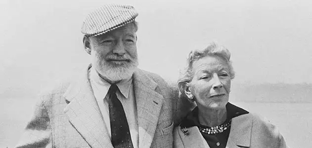 Ernest Hemingway ກັບພັນລະຍາຂອງລາວ Mary