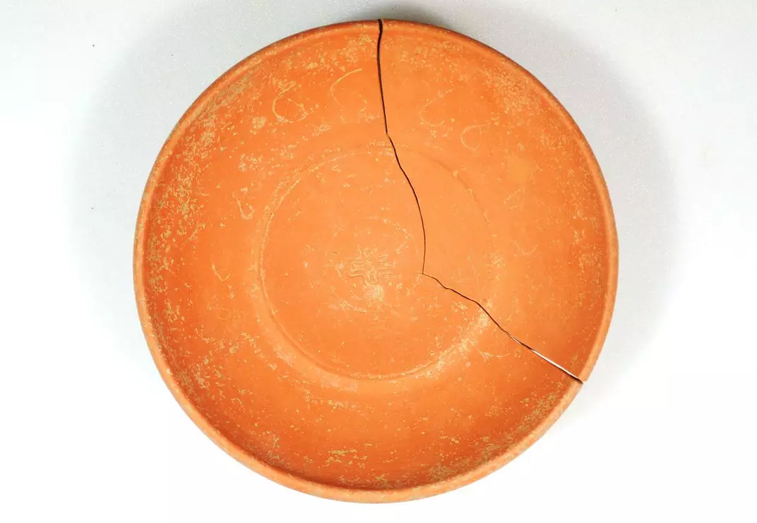 Червона керамічна чаша з Північної Африки