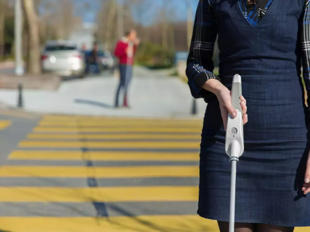 이 스마트 지팡이는 시각 장애인이 탐색할 수 있도록 도와줍니다.