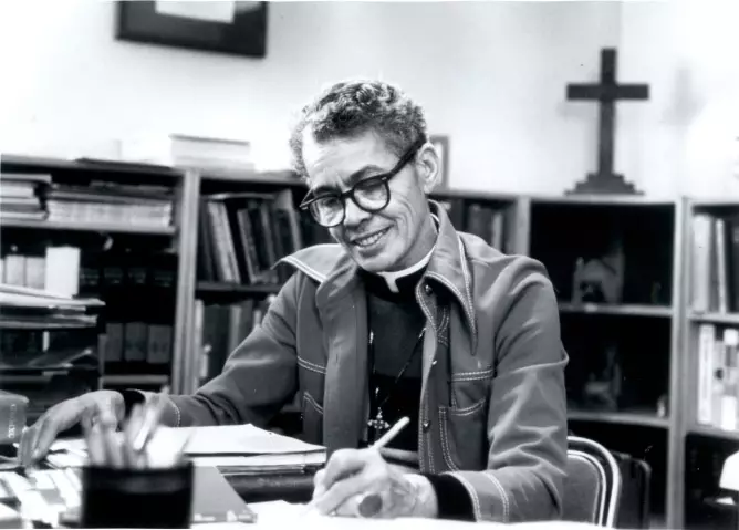 Pauli Murray zaum ntawm lub rooj nrog tus ntoo khaub lig tom qab