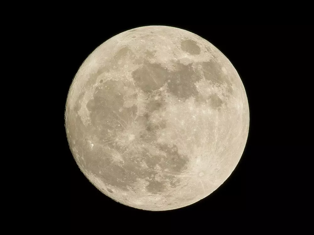 Księżyc ma więcej wody i lodu ukrytych na całej swojej powierzchni, niż pierwotnie przewidywano