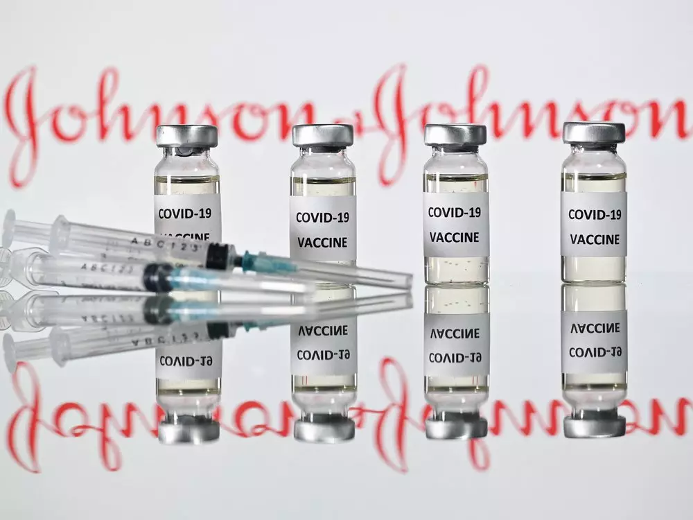 แถวของวัคซีนป้องกันโควิด-19 ที่มีฉลากทั่วไป เรียงรายอยู่หน้าฉลากของจอห์นสัน แอนด์ จอห์นสัน