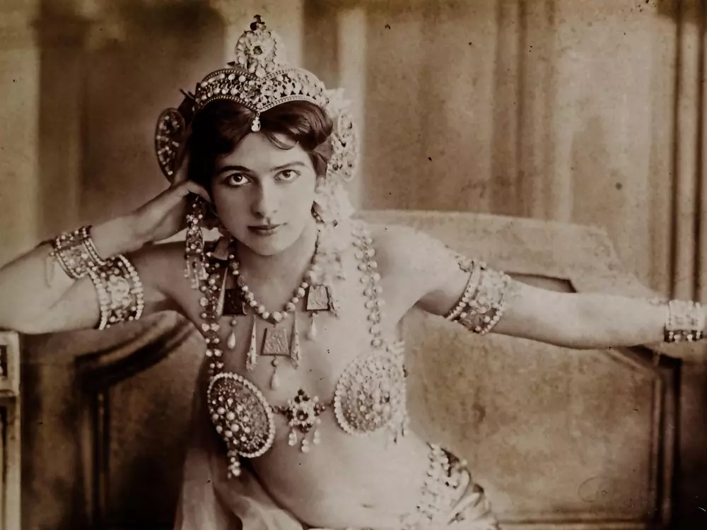 Revizitante la Miton de Mata Hari, De Sufoka Spiono ĝis Registara kapro