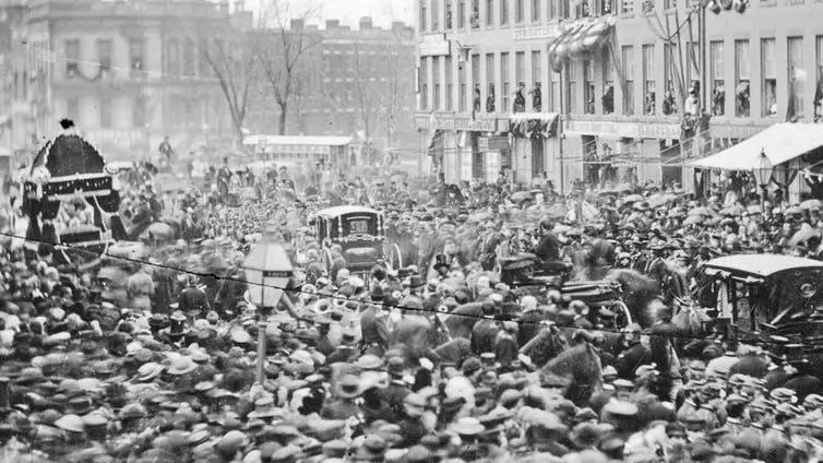 جمعیت از جسد لینکلن در سال 1865 در حالی که از بوفالو، نیویورک حمل می شود استقبال می کنند.