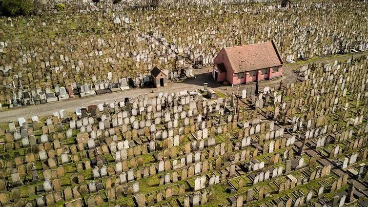 Länder i Europa kämpar för att hantera överbefolkning på kyrkogårdar.