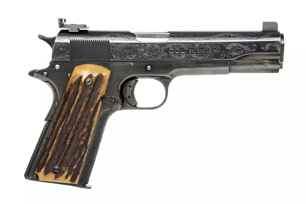 Capone akunda Colt .45 pistoletike yikora