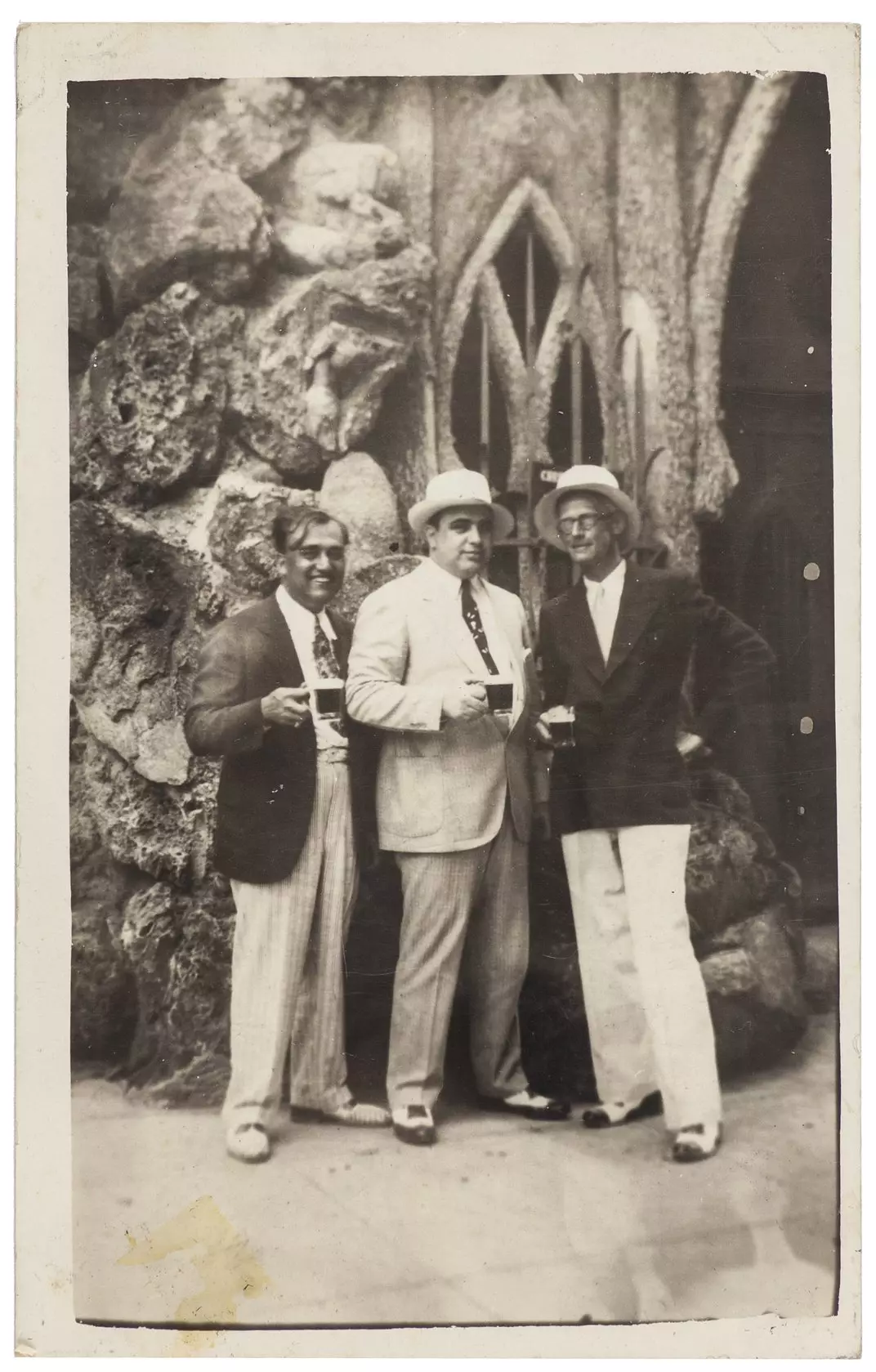Ал Капоне, шахси номаълум ва шарики Гарри Сирил Ред дар Гавана, Куба, тақрибан 1930