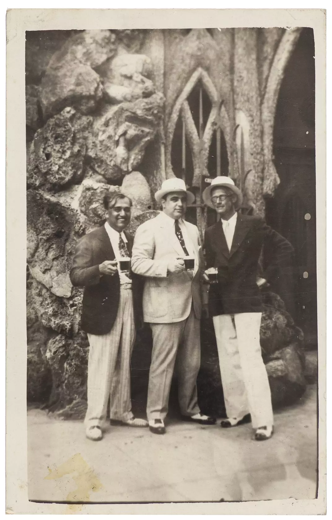 Al Capone, oidentifierad man och associerad Harry Cyril Read i Havanna, Kuba, cirka 1930