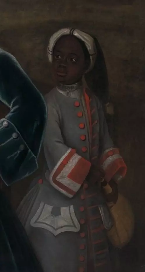 अफ्रीकी मूल के एक युवा अश्वेत लड़के का क्लोज अप संस्करण, जो लाल और भूरे रंग की पोशाक पहनता है और धनी पुरुषों के लिए शराब डालने का कार्य करता है