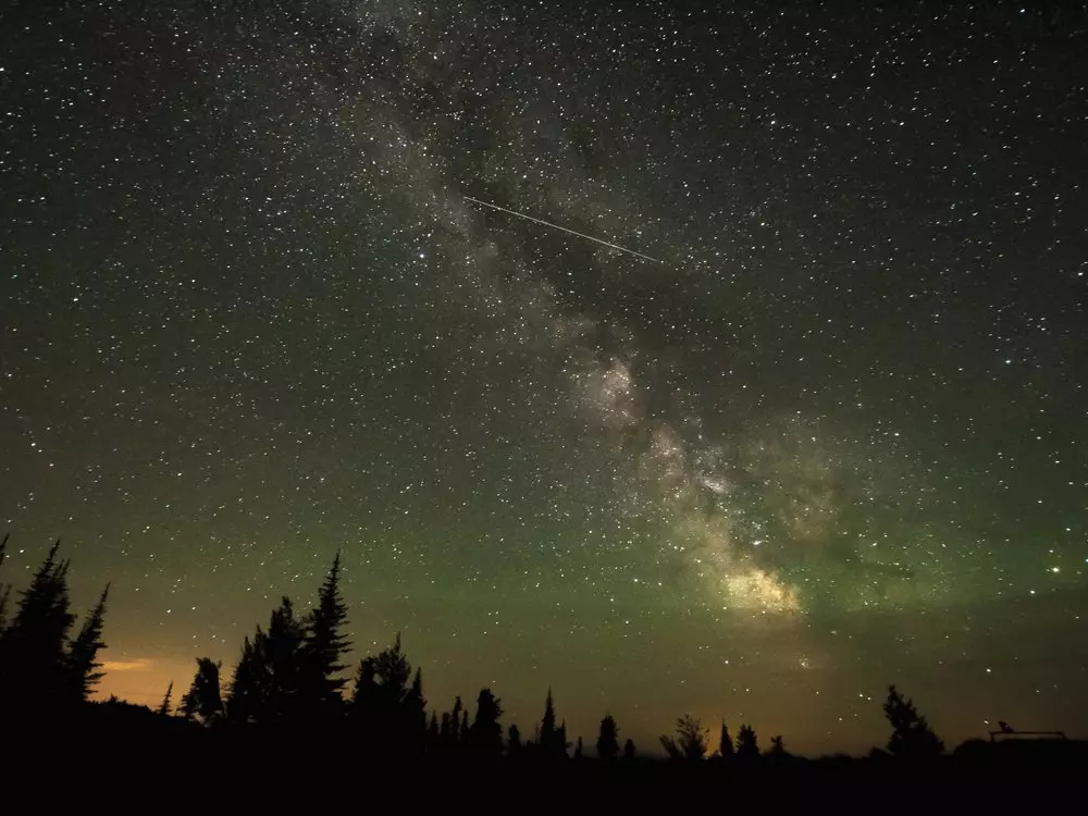 Một vệt sao băng trên bầu trời đầy sao ở British Columbia
