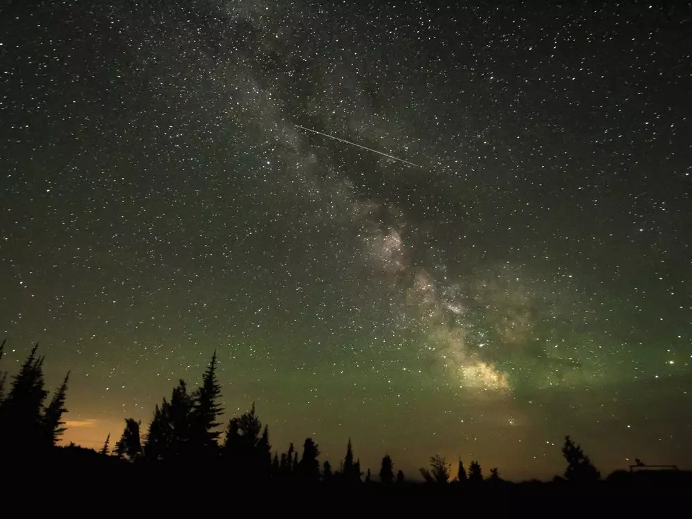 Et stjerneskud stryger hen over en stjernefyldt himmel i British Columbia