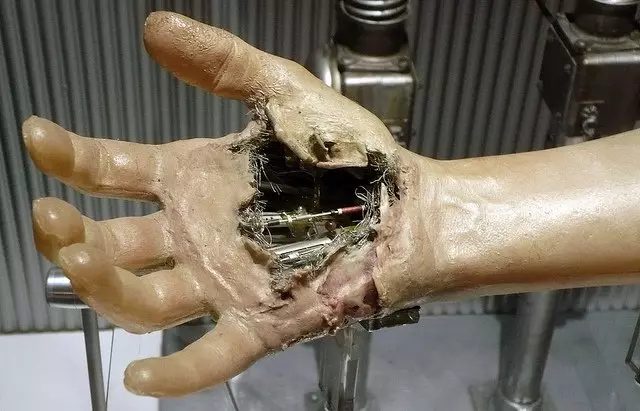Протез руки Люка Скайуокера из фильма «Империя наносит ответный удар»