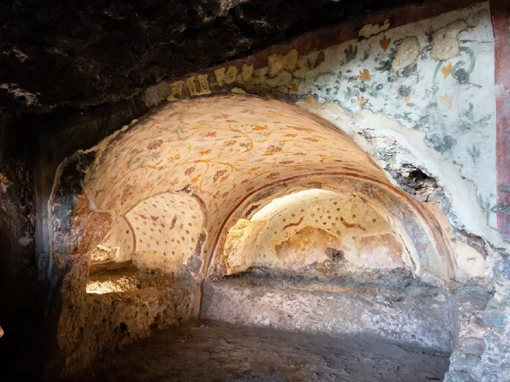 고대 터키 도시에서 수백 개의 화려한 암석 절단 무덤이 발견되었습니다.