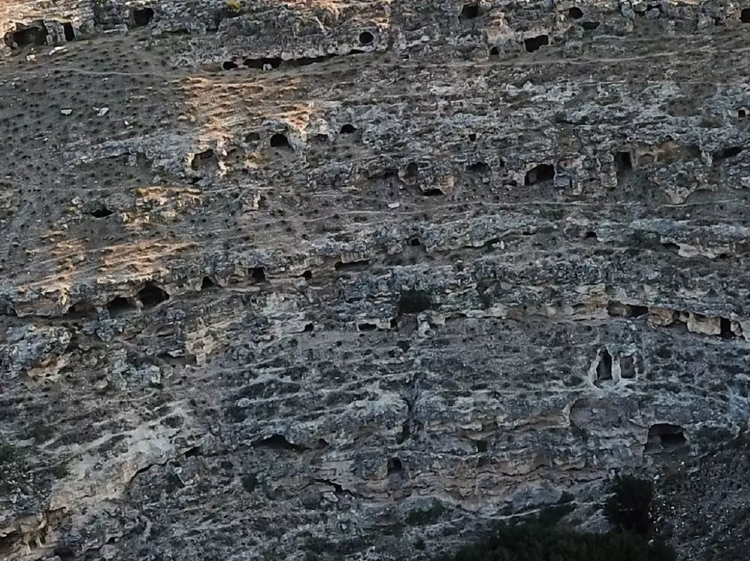 túmulos cortados na rocha vistos de cima