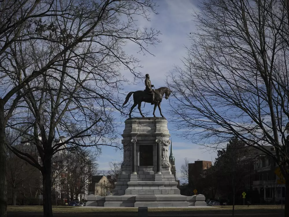 Utsikt över Richmonds Robert E. Lee-monument, inramat av träd, innan det togs bort