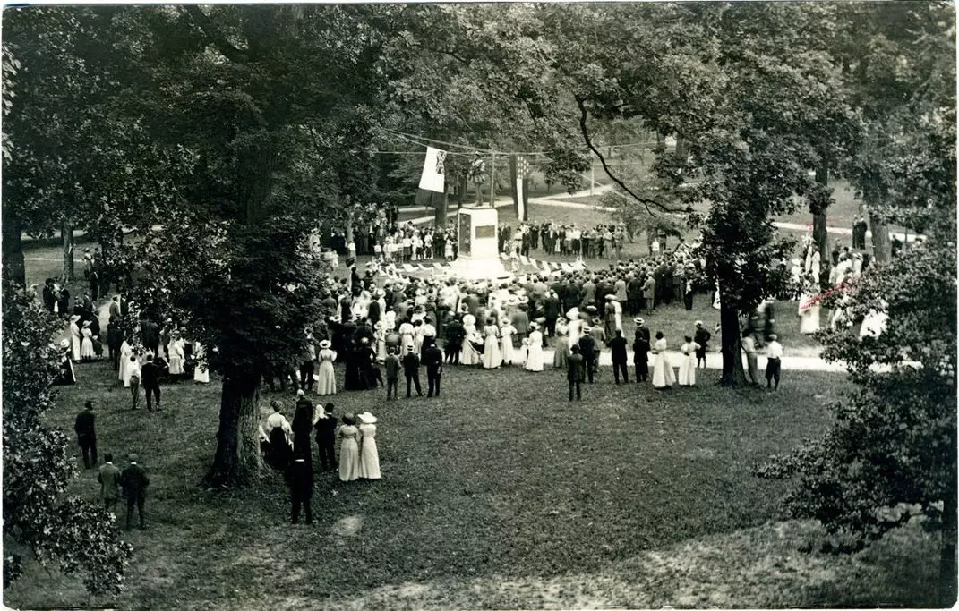 Photographie du dévoilement en 1913 du monument Silent Sam de l'UNC Chapel Hill