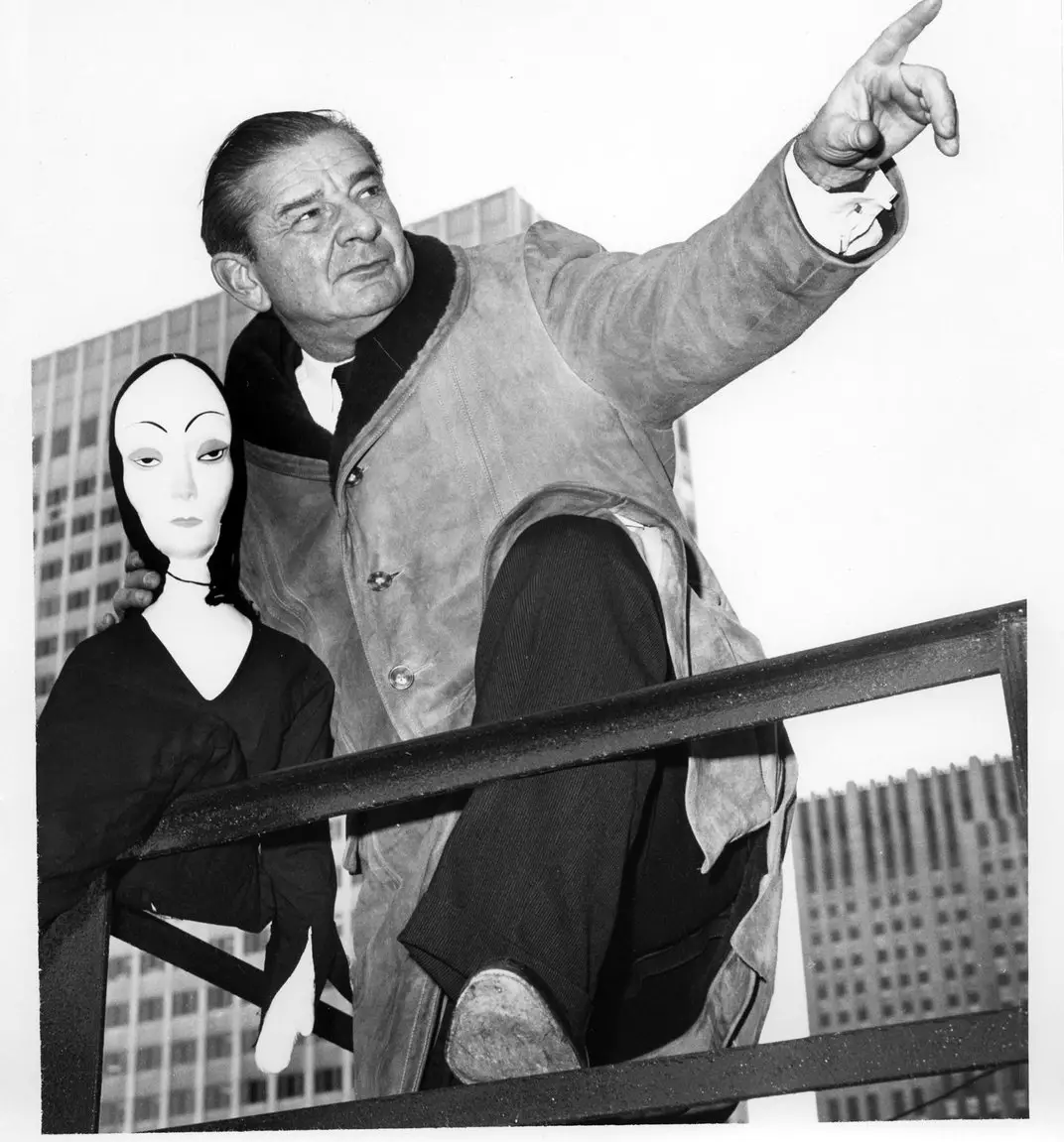 Charles Addams avec une poupée Morticia.