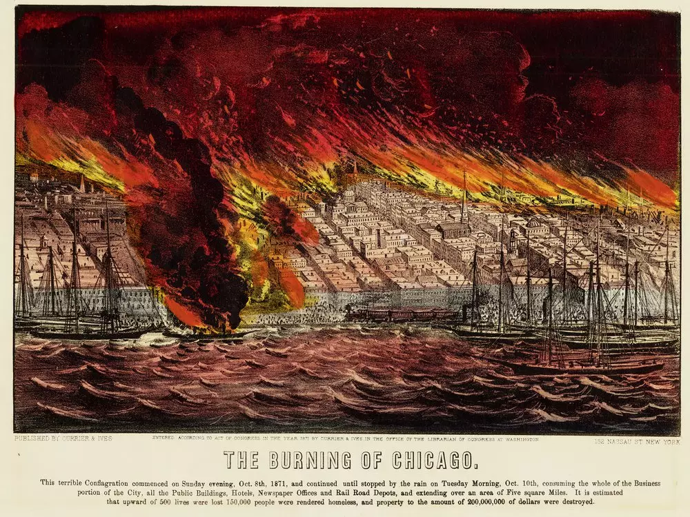 En etsning av THE BURNING OF CHICAGO, som viser en scene ved innsjøen med båter og knallrøde, oransje og gule flammer som herjer byen