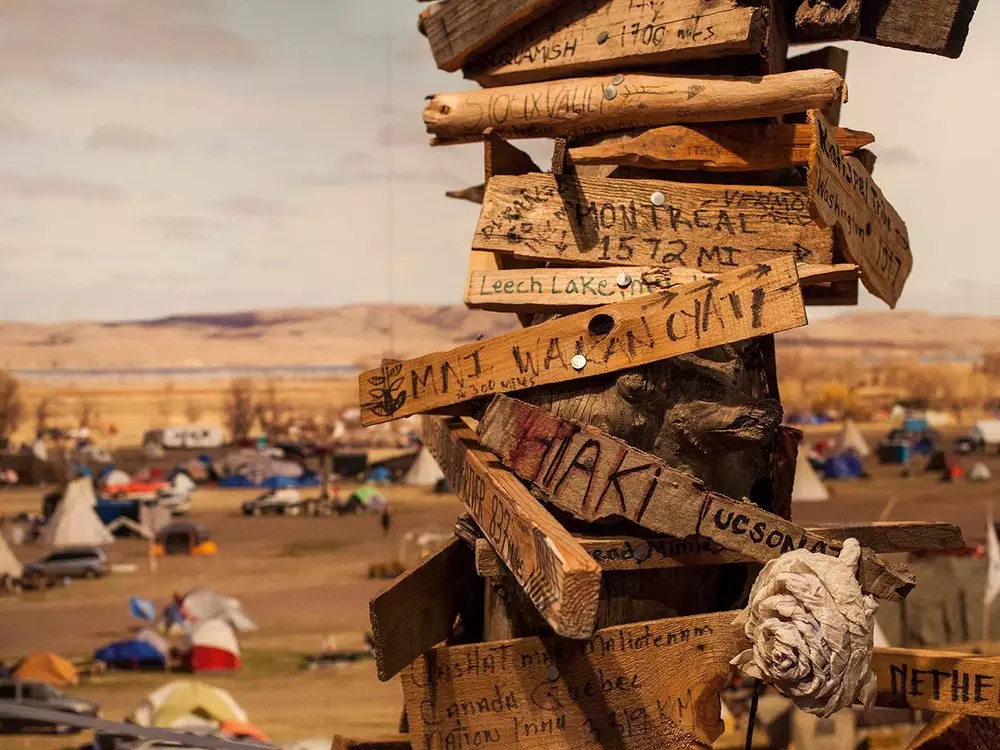 Қазір Смитсондық топтамалардағы Standing Rock жол белгісі ынтымақтастықтың күшін көрсетеді