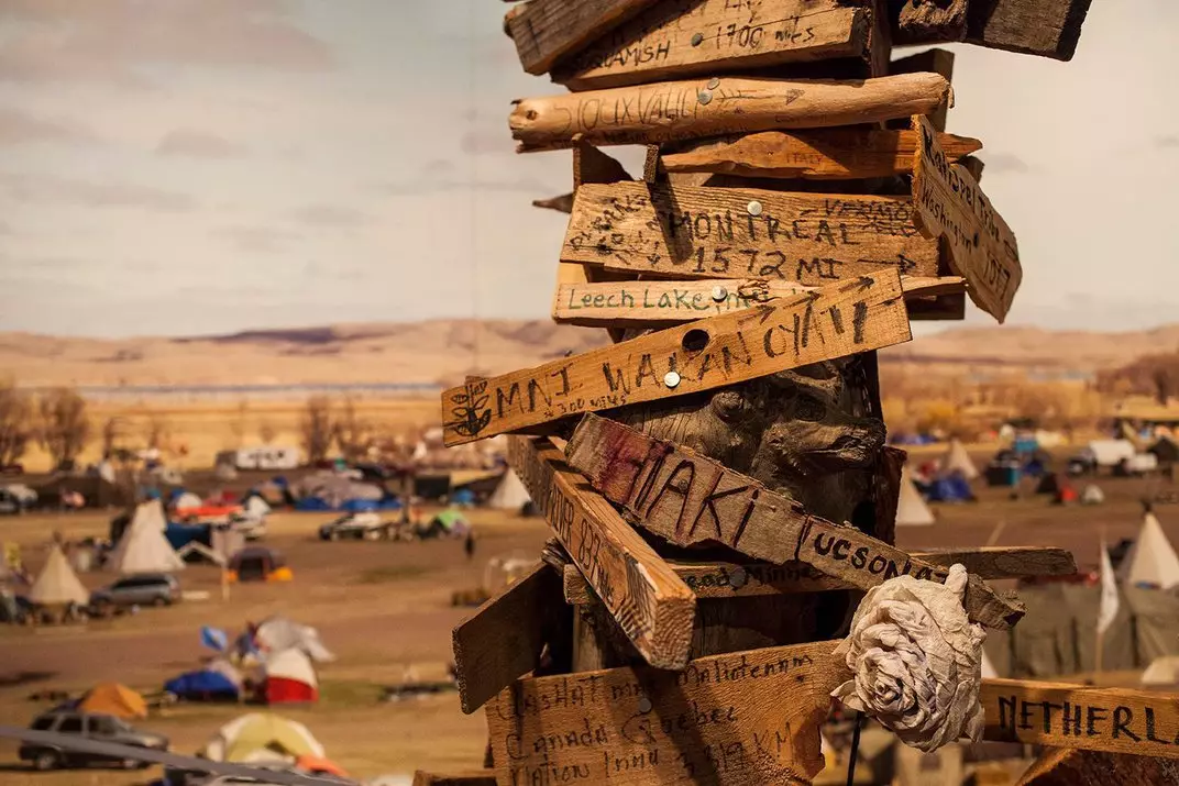 Нишондиҳанда аз Standing Rock, ки ҳоло дар маҷмӯаҳои Смитсониён аст, қудрати ҳамбастагиро нишон медиҳад 15100_1