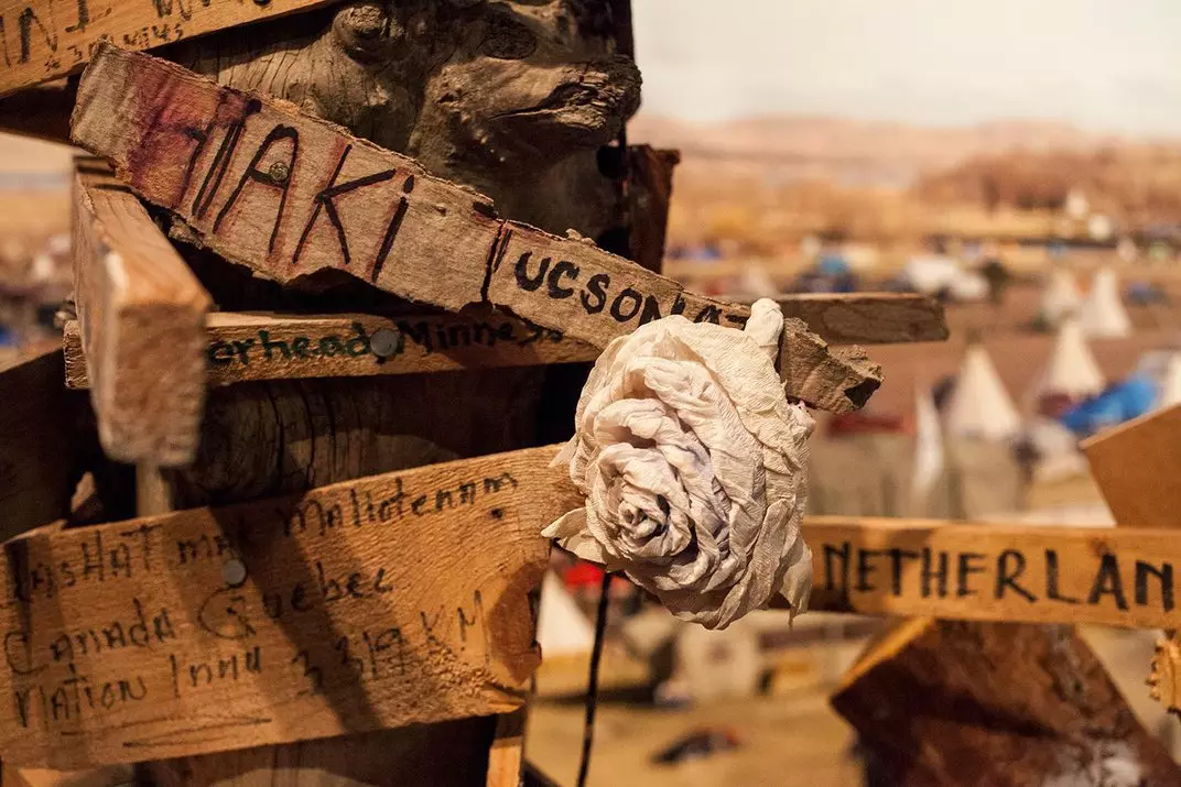 Signpost ຈາກ Standing Rock, ໃນປັດຈຸບັນຢູ່ໃນການເກັບກໍາ Smithsonian, ສະແດງໃຫ້ເຫັນພະລັງງານຂອງຄວາມສາມັກຄີ 15100_5