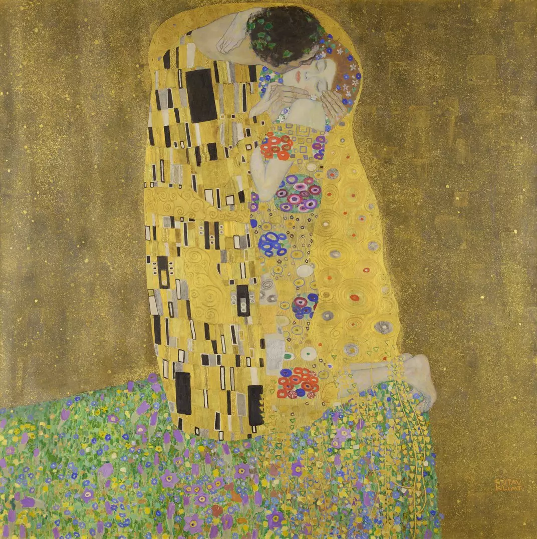 En mand og kvinde i mærkelig geometrisk dragt står på en mark med blomster foran et gyldent hav og omfavner