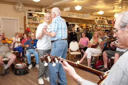 Një turne muzikor përgjatë rrugës së shtrembër 15183_13