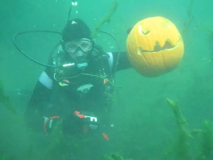 Underwater Pumpkin Carving Ntawm Cov Wrecks hauv New York's Finger Lakes