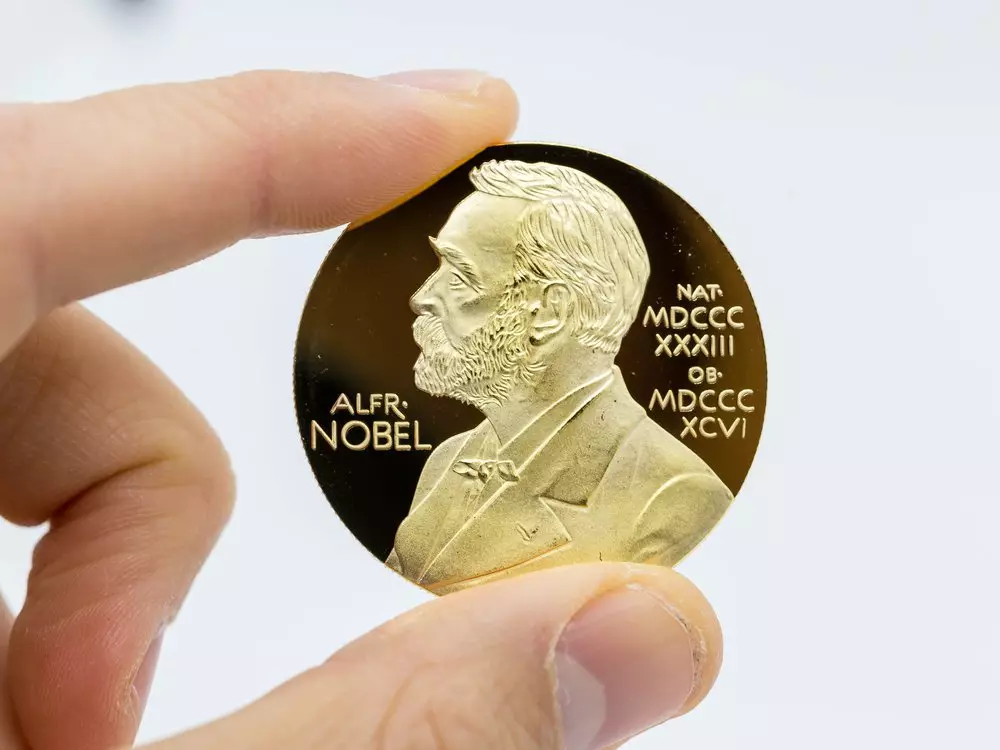 Huy chương vàng mà người nhận được trao tặng, có hồ sơ của alfred nobel.