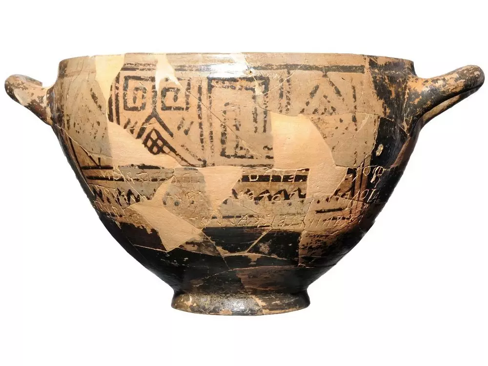 Los investigadores están desentrañando el misterio de la antigua tumba griega de la 'Copa de Néstor'