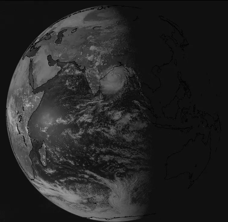 O furacán Phailin achegouse á India onte á noite