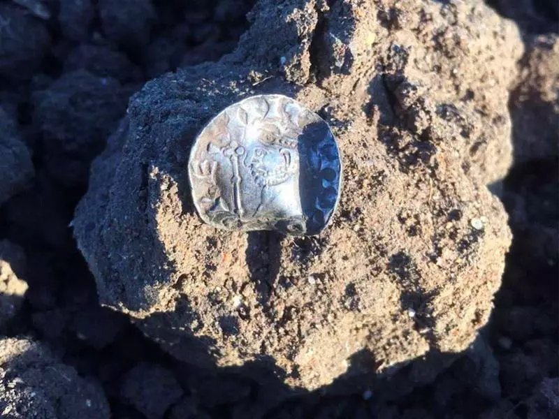 Twee Britse tieners wat metaalverklikkers gebruik, het 1 000 jaar oue munte ontdek