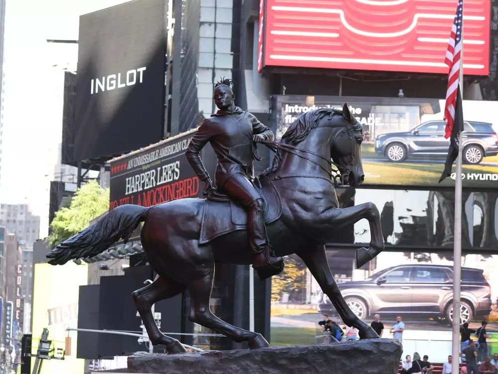 Yon nouvo estati nan Times Square defi senbolis moniman konfederasyon yo