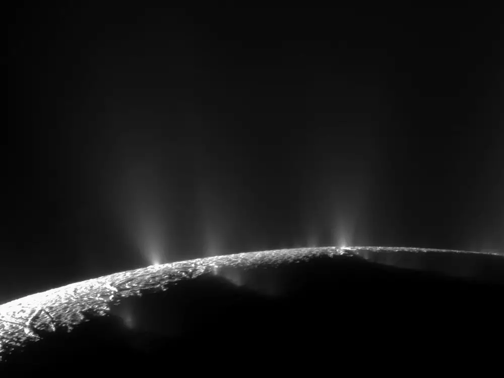 토성의 얼음 달 Enceladus에서 깃털에서 발견된 새로운 유기 화합물