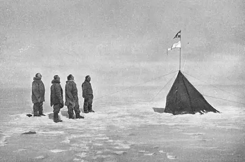 Roald Amundsen we onuň ekipa .y, 1911-nji ýylda Günorta polýusda Norwegiýanyň baýdagyna seredýärler