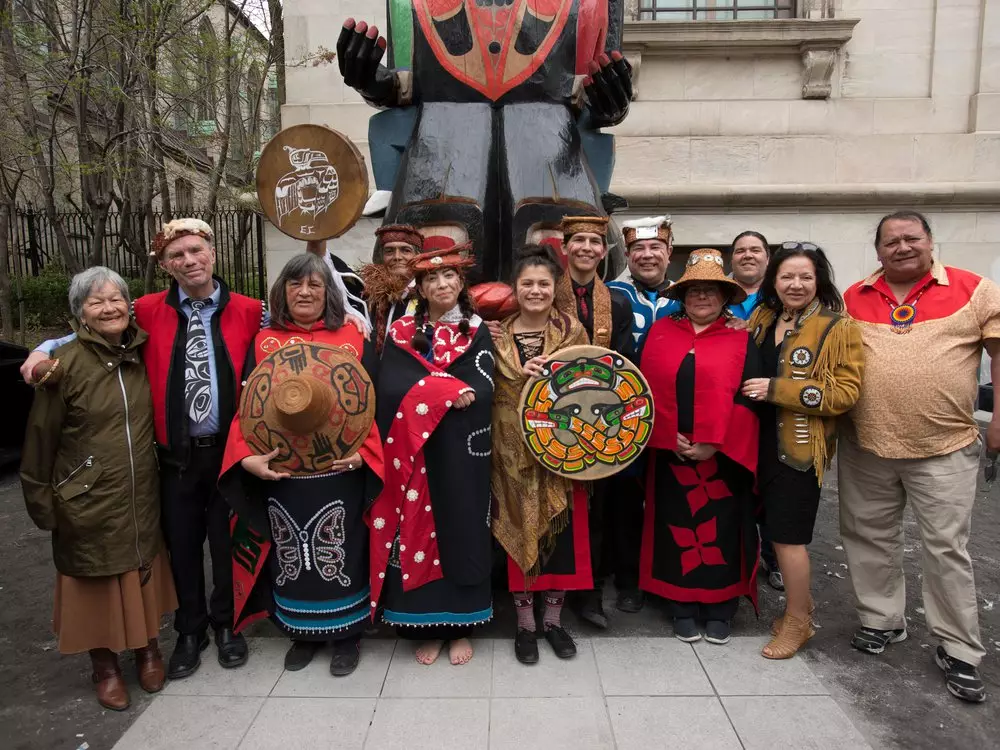 Pencuri Mengembalikan Tangan yang Dicuri Dari Tiang Totem Montreal, Dengan Catatan Permintaan Maaf