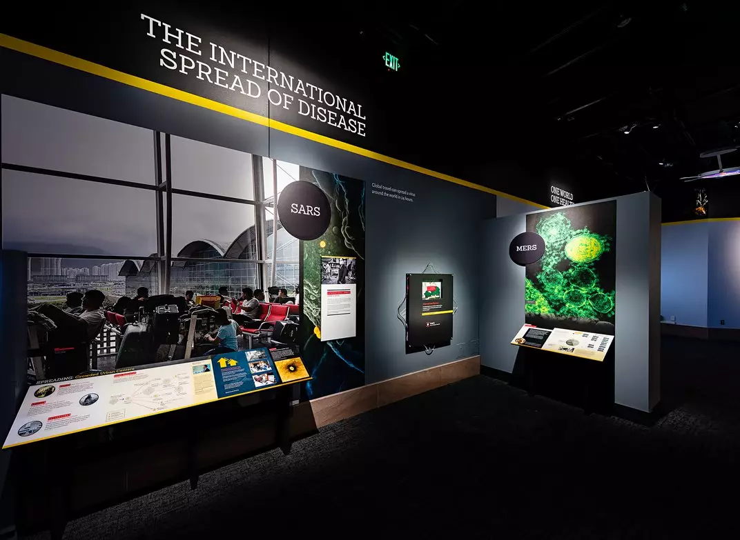 תצוגה על SARS ו-MERS בתערוכה על מגיפות במוזיאון הלאומי להיסטוריה של הטבע של סמיתסוניאן.