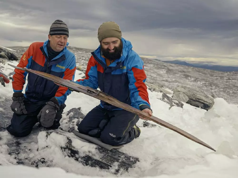 पुरातत्वविदों ने नॉर्वेजियन बर्फ से 1,300 साल पुरानी लकड़ी की स्की निकाली