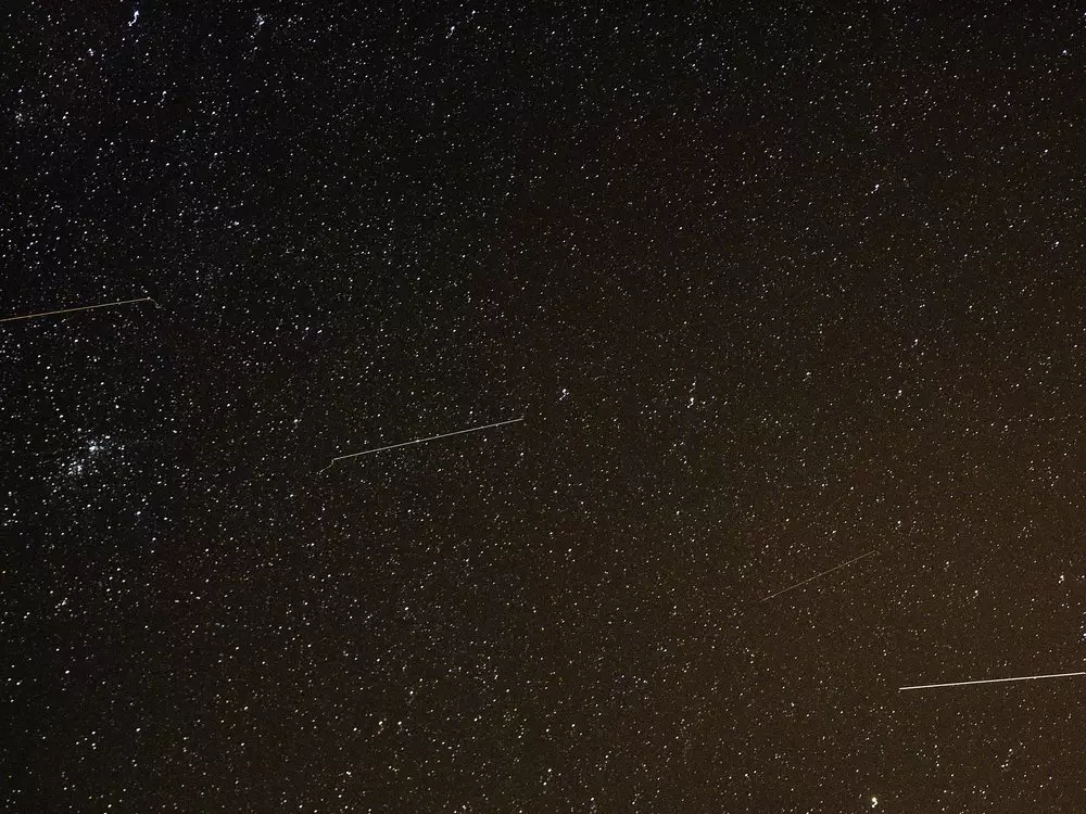 Los meteoritos atraviesan el cielo nocturno durante la lluvia de meteoros Oriónidas en Rusia en 2016