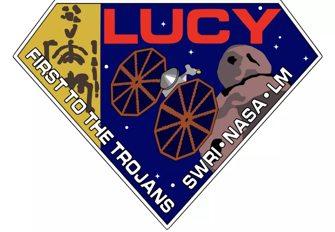 Logo Lucy. Arfbais siâp diemwnt gyda LUCY wedi'i ysgrifennu mewn llythrennau coch ar y brig. Mewn llythrennau gwyn,