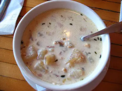 Clam Chowder: ඝන හෝ තුනී?