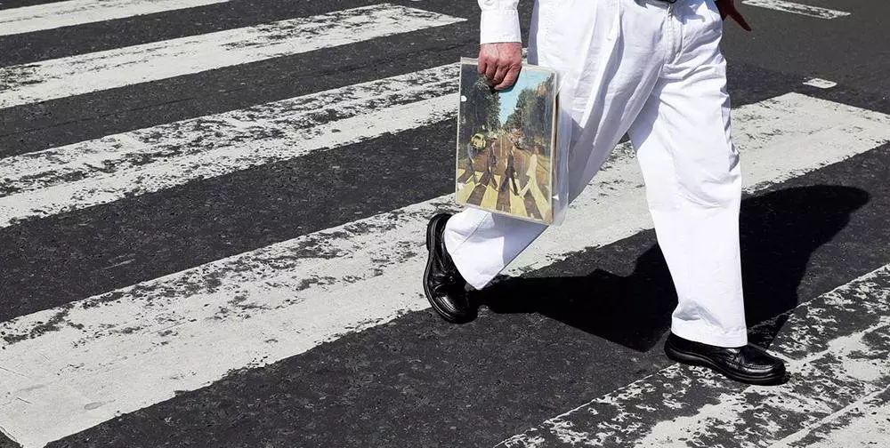 ຂ້າມຖະໜົນດ້ວຍ Abbey Road album.jpg