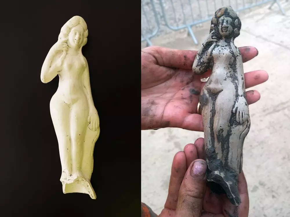 Farar pipeclay Venus statuette kafin (dama) da bayan (hagu) tsaftacewa