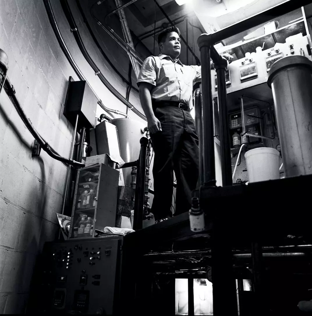 Główny inżynier, Harold Yupari, często musi rozwiązywać mało atrakcyjne problemy, takie jak zepsuta instalacja wodociągowa.